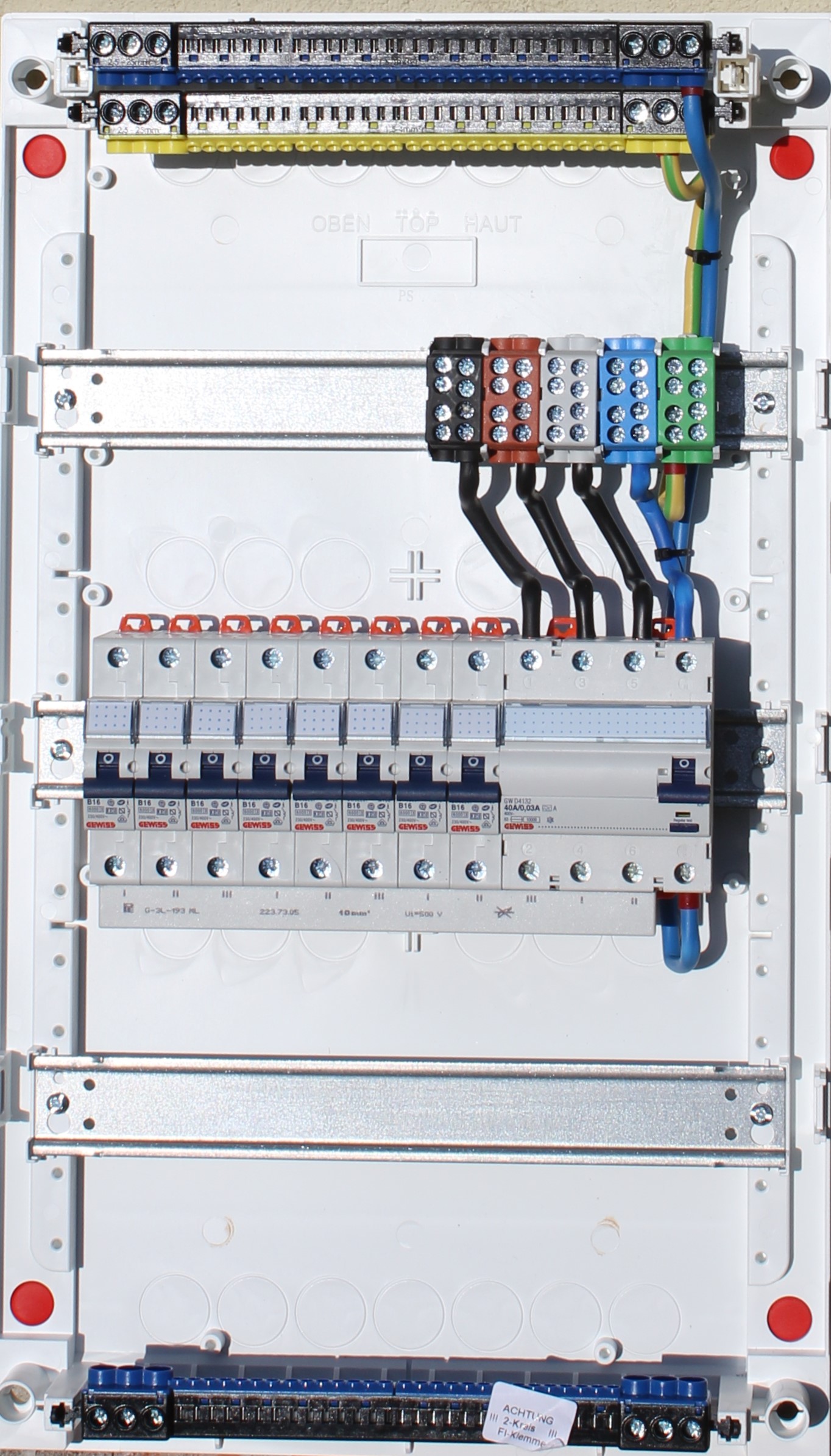 SWM GMBH - Unterverteilung a.P. 3-reihig bestückt mit: 1 Fi 40A/0,03A 4 ...