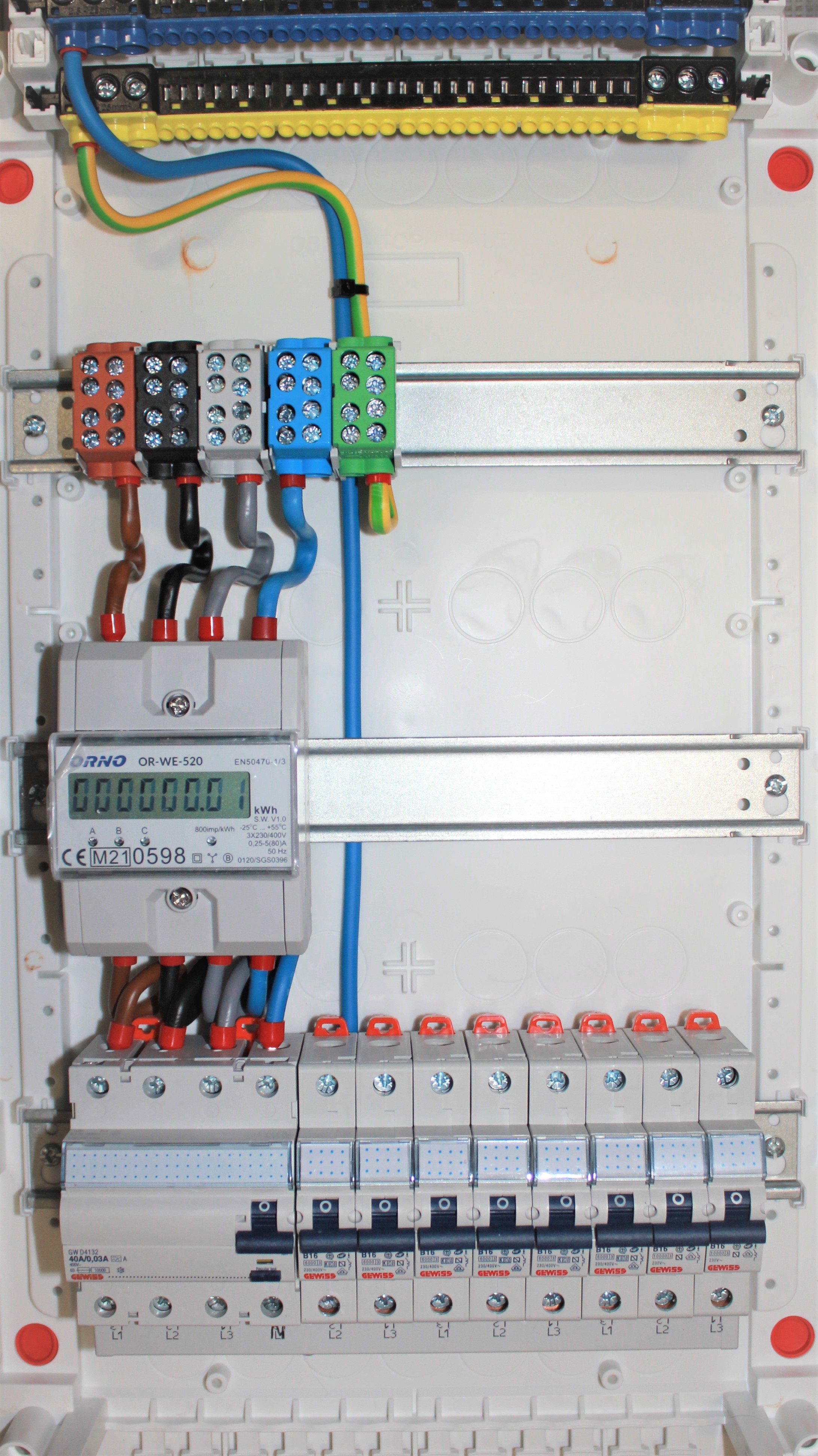 SWM GMBH - Unterverteilung a.P. 3-reihig bestückt mit: 1 Fi 40A/0,03A 4 ...
