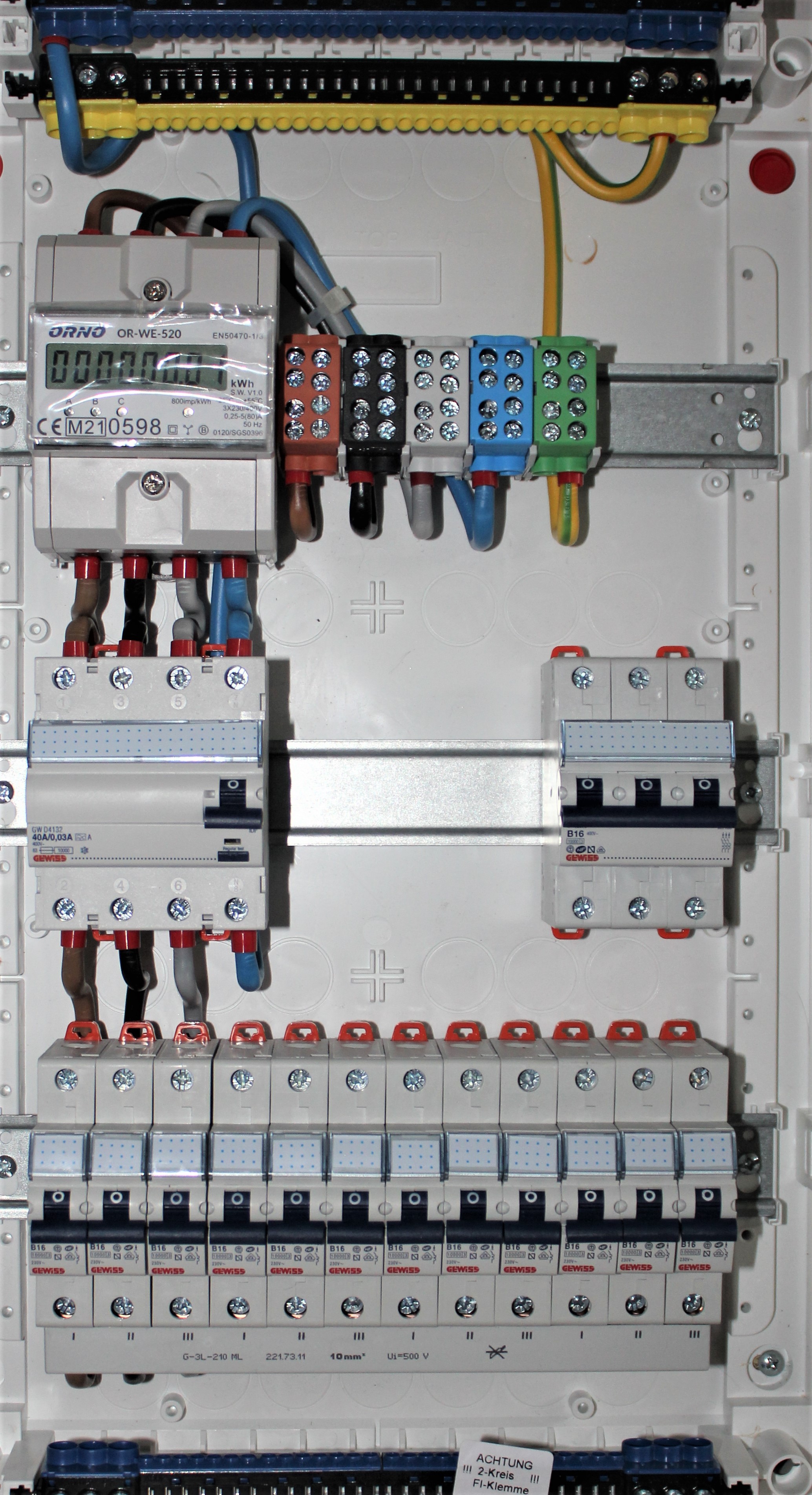 SWM GMBH - Unterverteilung a.P. 3-reihig bestückt mit: 1 Fi 40A/0,03A 4 ...